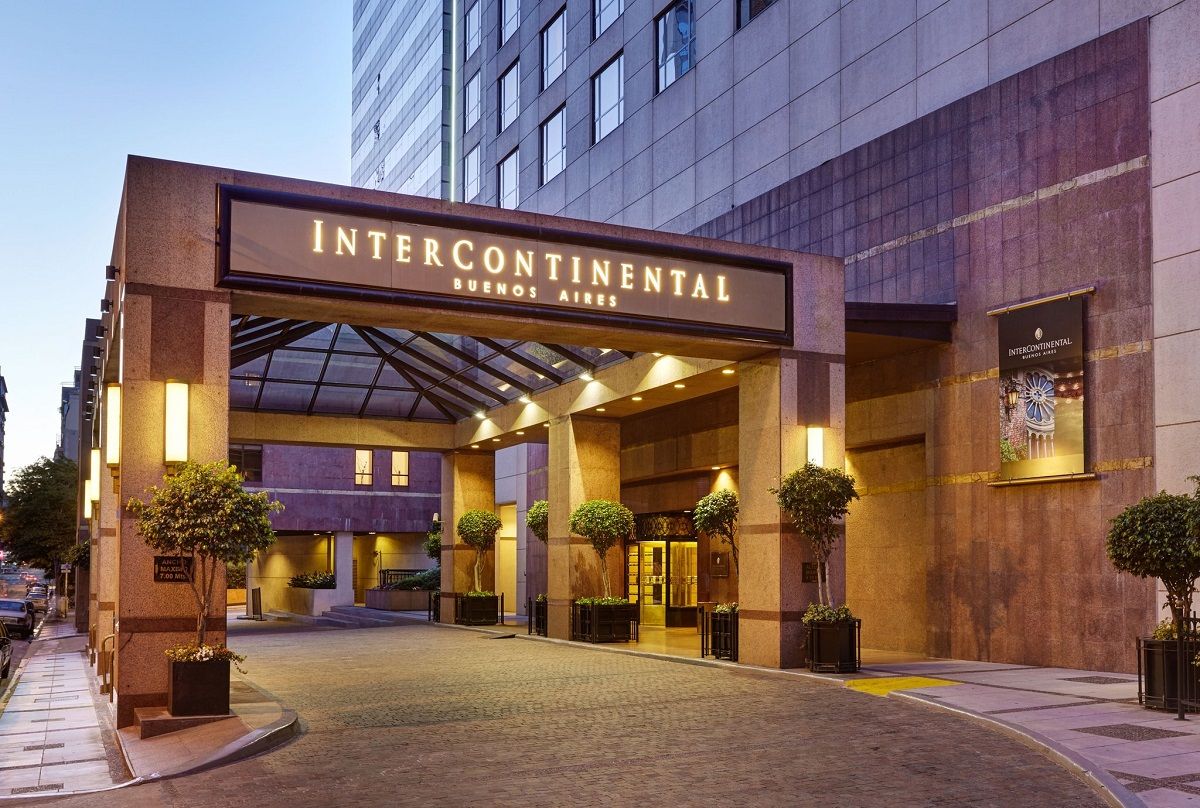 В самом начале в отелях InterContinental расселяли пилотов и пассажиров ...